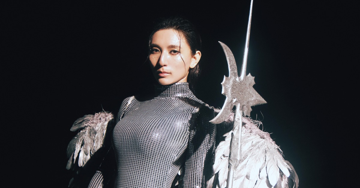 貼身銀色連身秀S曲線 為美不怕冷 歌手雨下力撐20小時｜東森娛樂