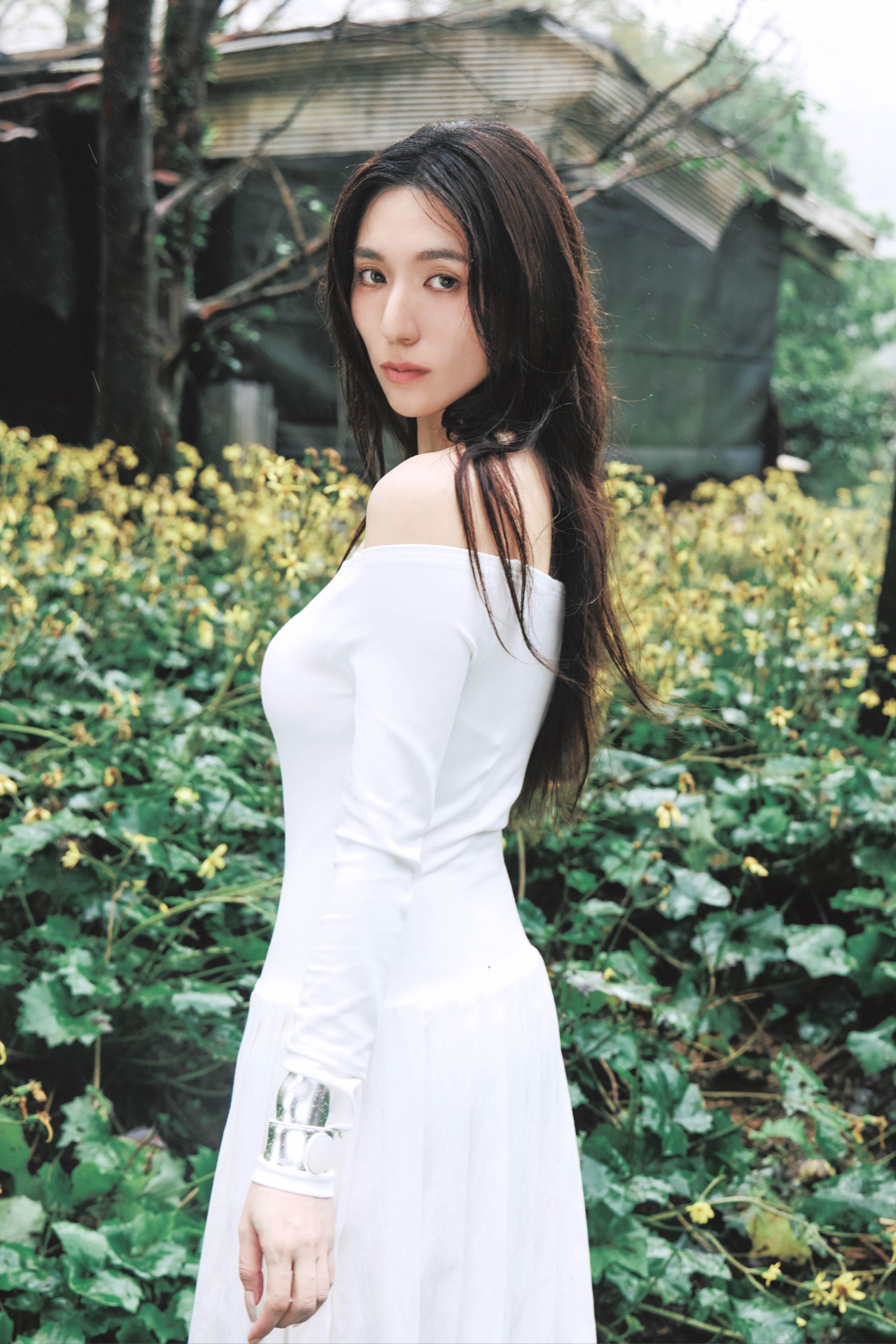 貼身銀色連身秀S曲線 為美不怕冷 歌手雨下力撐20小時｜東森娛樂