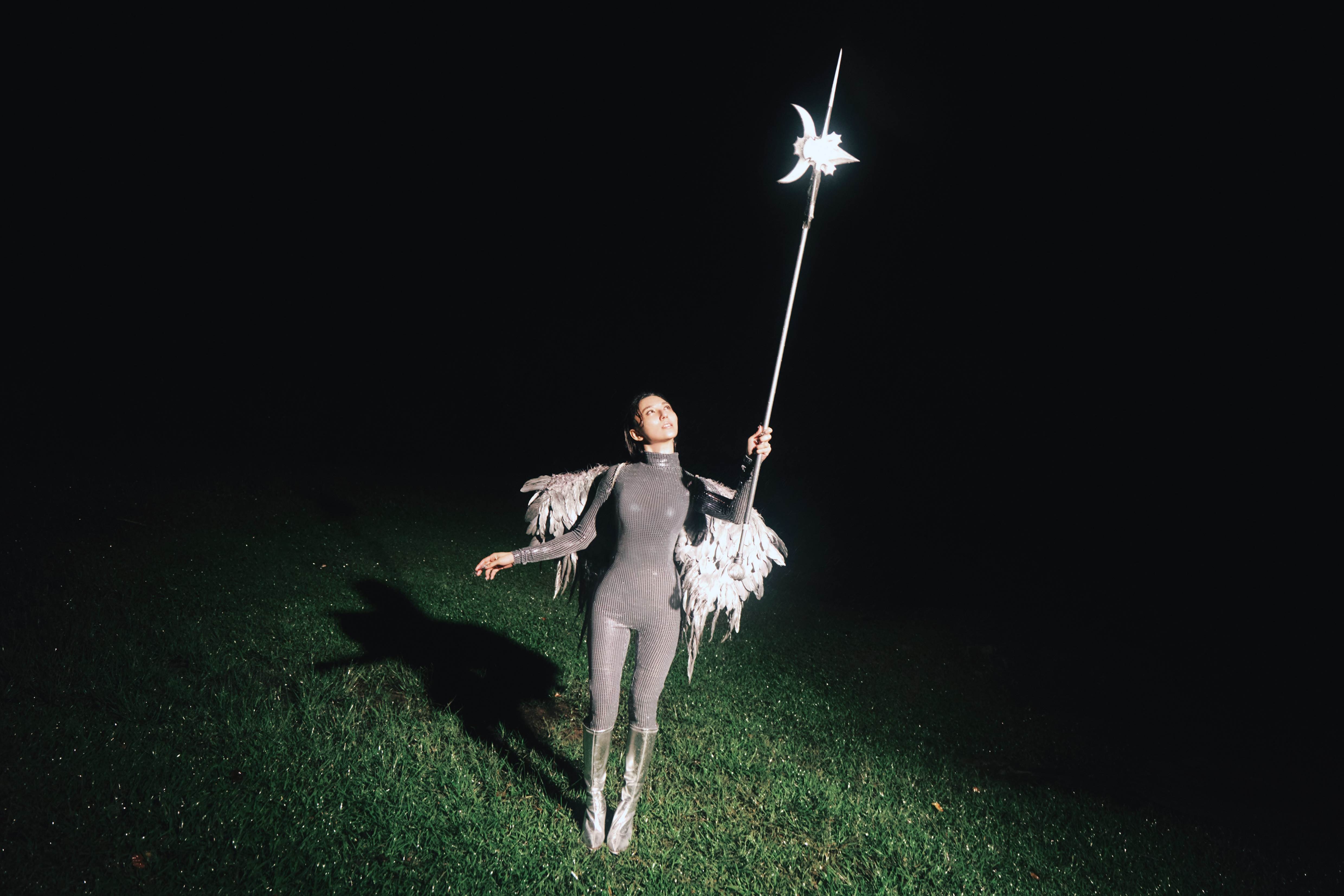 貼身銀色連身秀S曲線 為美不怕冷 歌手雨下力撐20小時｜東森娛樂